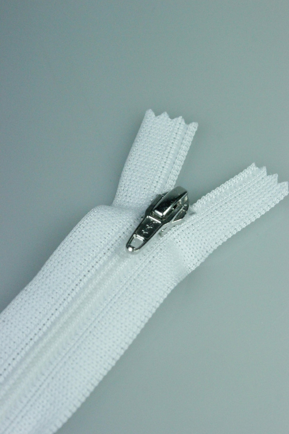 Fermoar De Plastic Pe Relon 20cm, Alb – Sharbek Textil